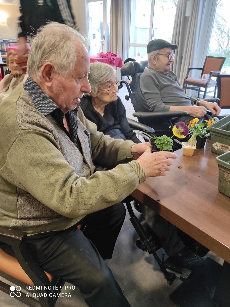 JARDINAGE AVEC WAKE UP CAFE - Madeleine Caille